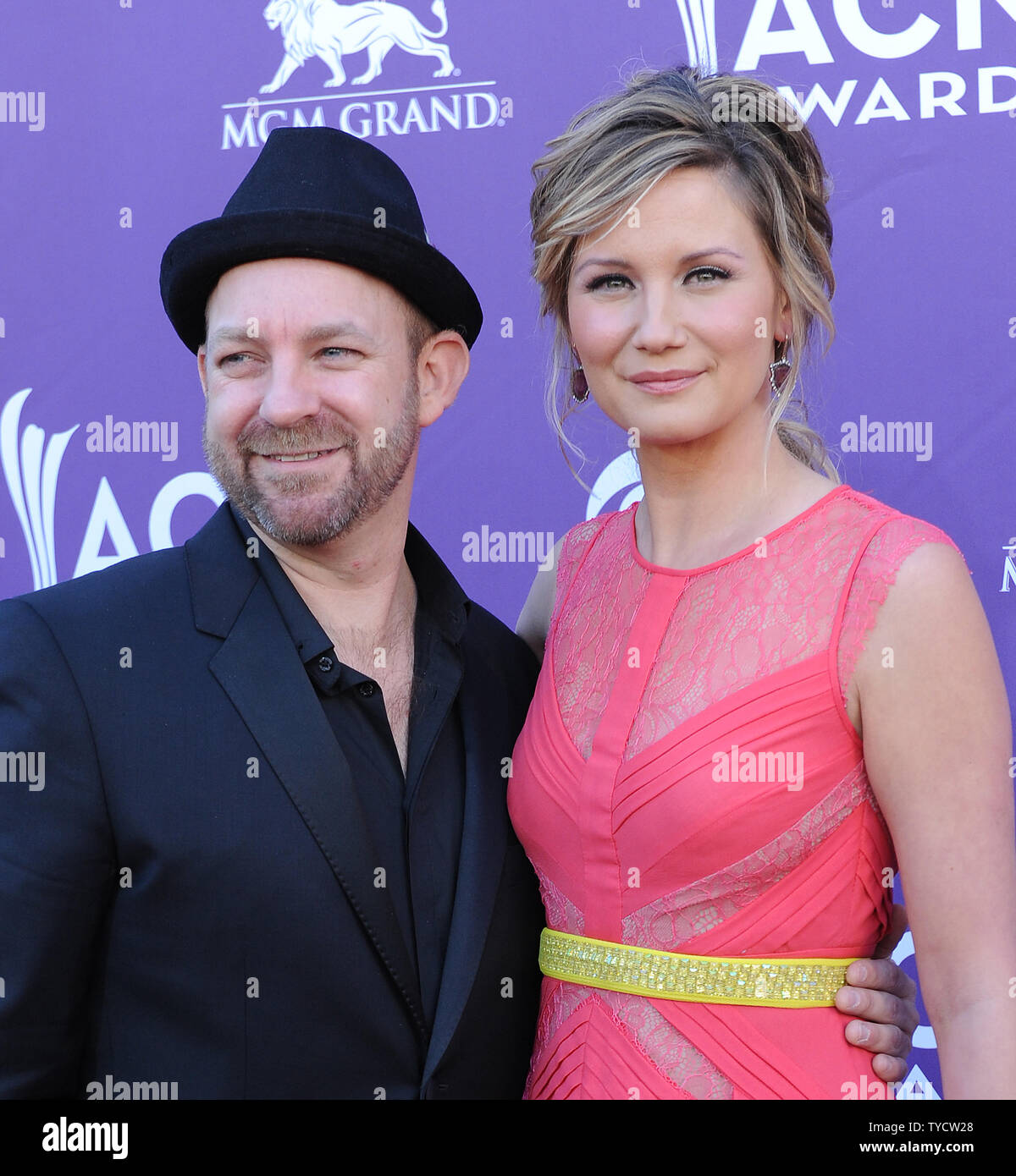 (L-R) Kristian Bush and Jennifer Nettles of the band Sugarland arrive ...