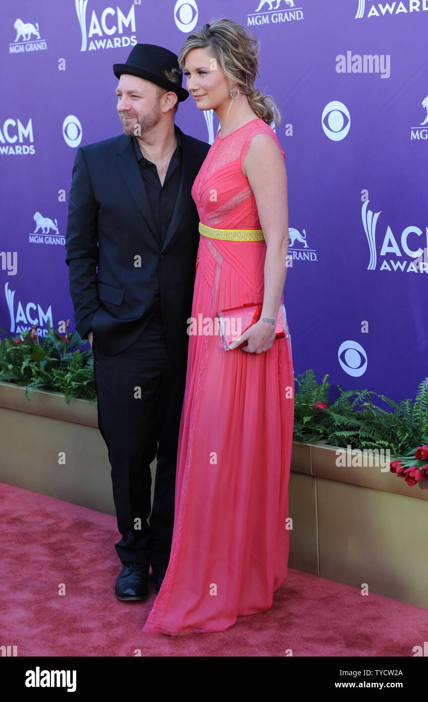 (L-R) Kristian Bush and Jennifer Nettles of the band Sugarland arrive ...