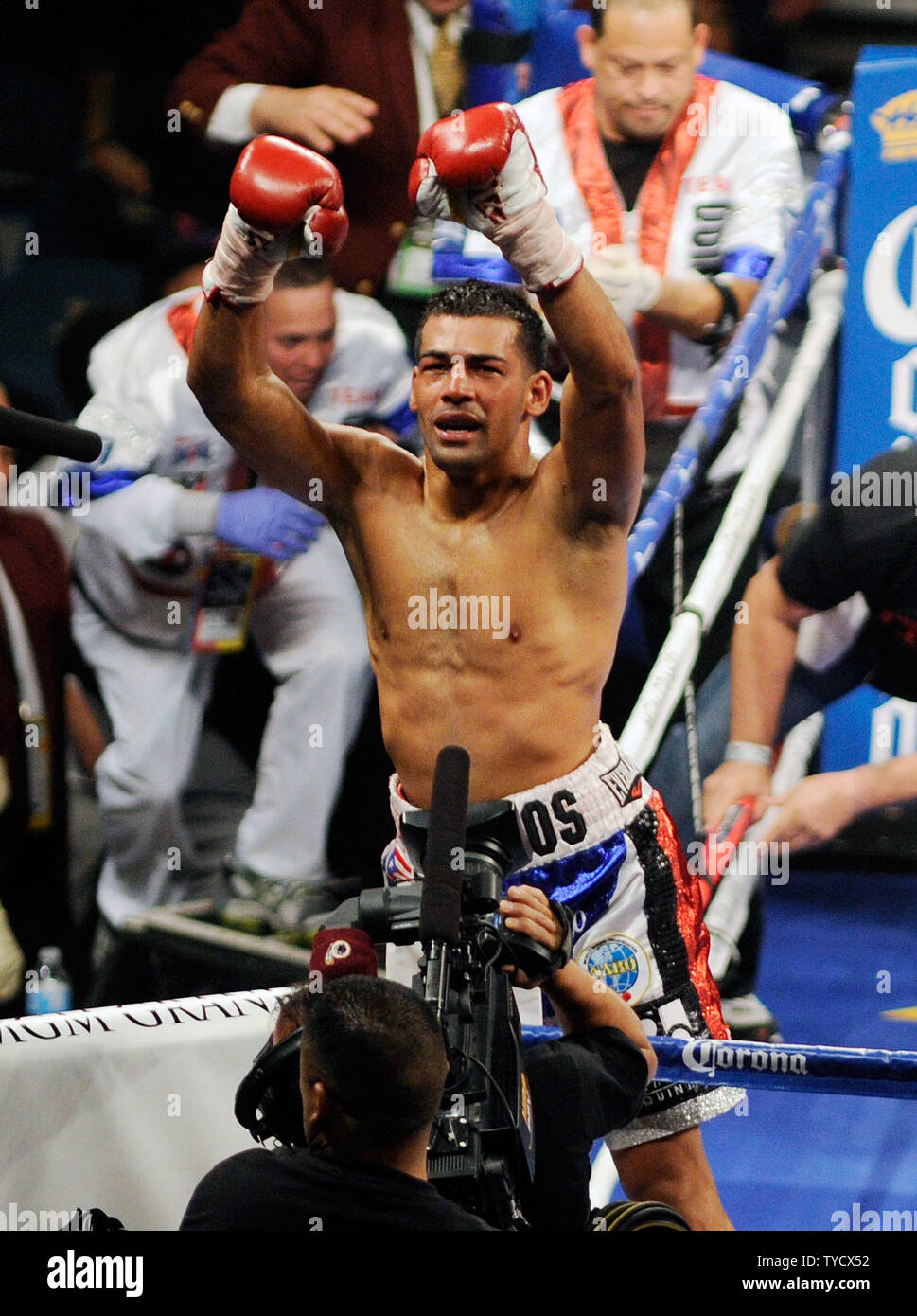 Boxer Carlos Quintana of Puerto Rico celebrates after defeating DeAndre ...