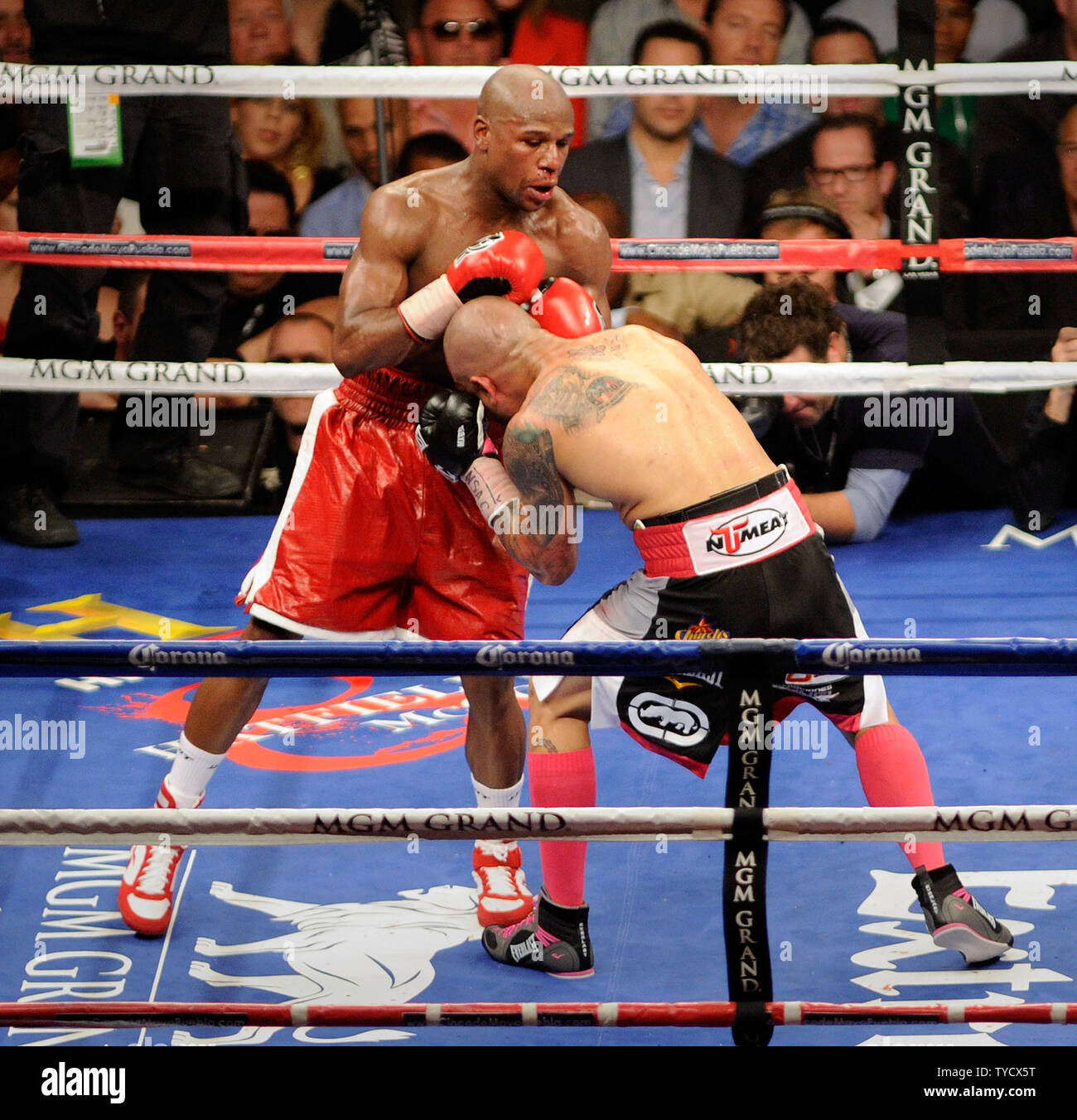 Floyd Mayweather Jr., left, and Miguel Cotto battle it out during their ...
