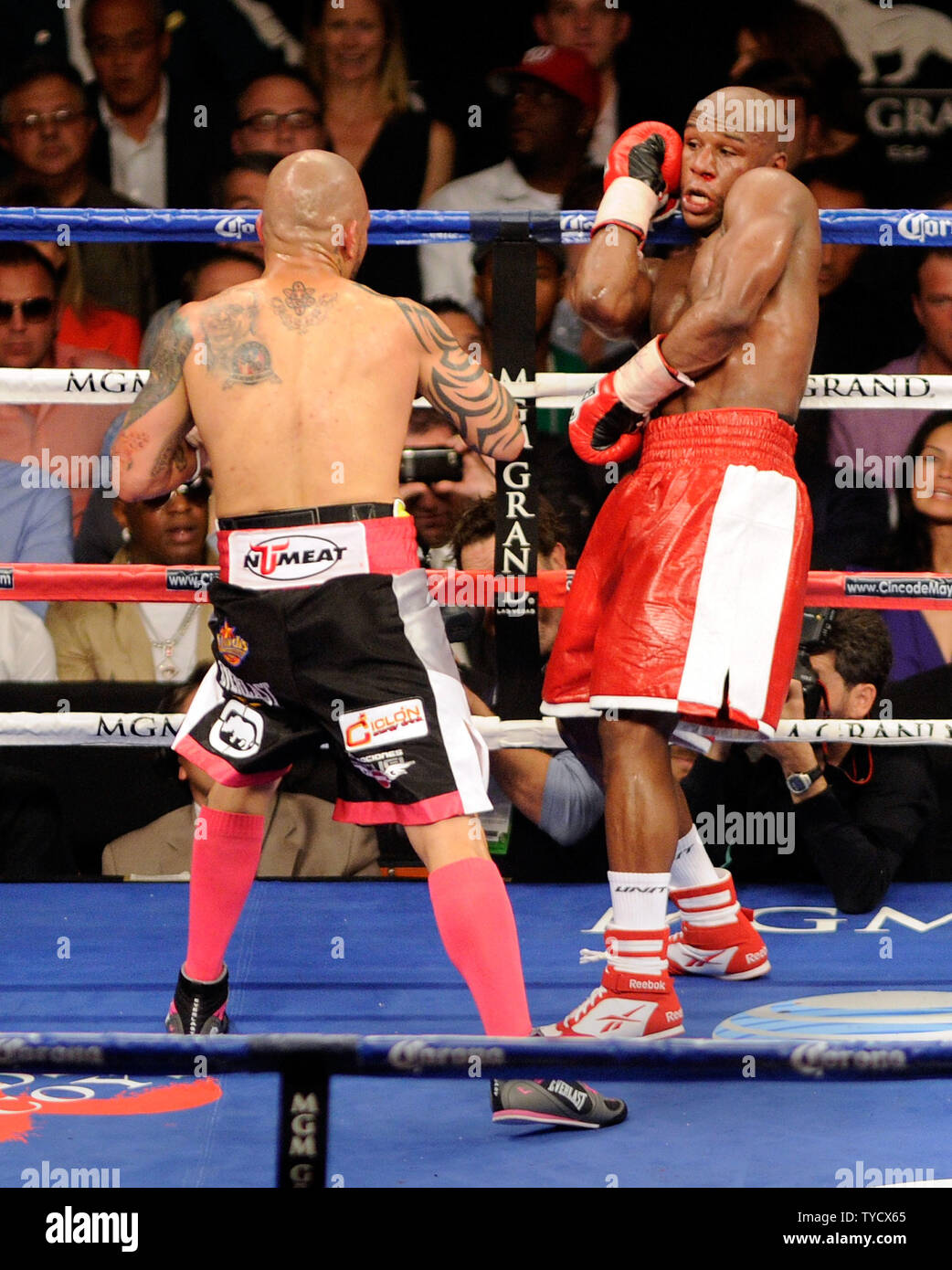 Miguel Cotto, left, and Floyd Mayweather Jr., battle it out during ...