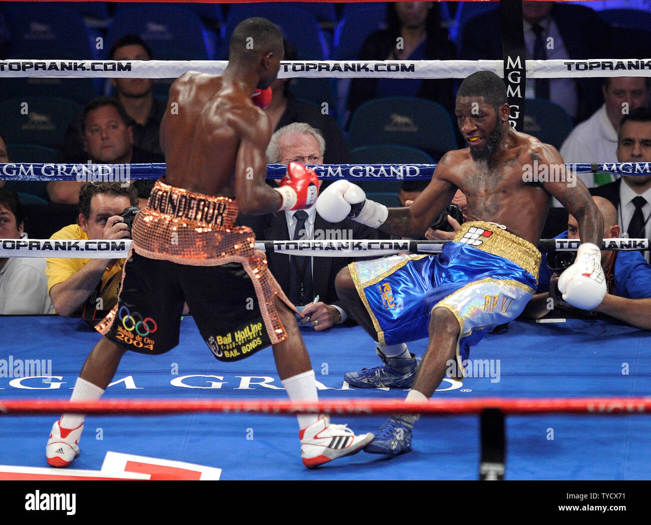 Boxers Guillermo Rigondeaux, left, and Teon Kennedy battle it out ...
