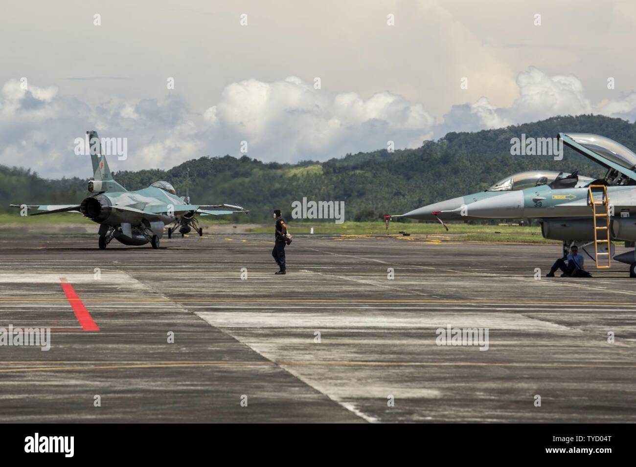 An Indonesian Air Force F-16 Fighting Falcon taxis down the flight line ...