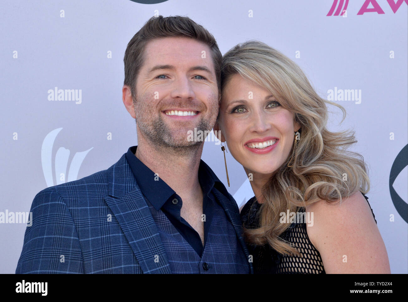 Singer Josh Turner (L) and Jennifer Ford attend the 52nd annual Academy ...