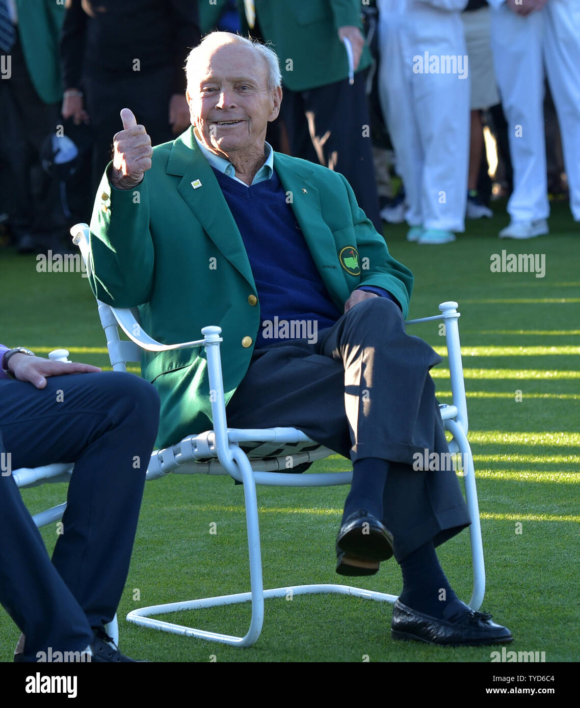 Honorary starter Ar­nold Pal­mer gives a thumbs up sitting at the first ...