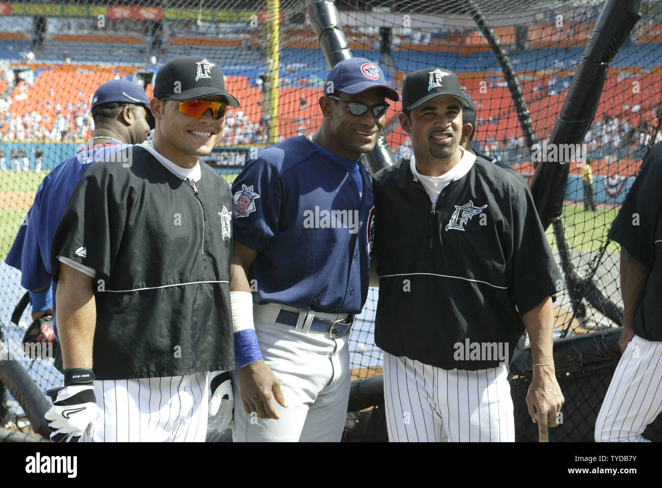 Florida Marlins catcher Ivan Rodriguez(L) poses with Chicago Cubs Sammy ...