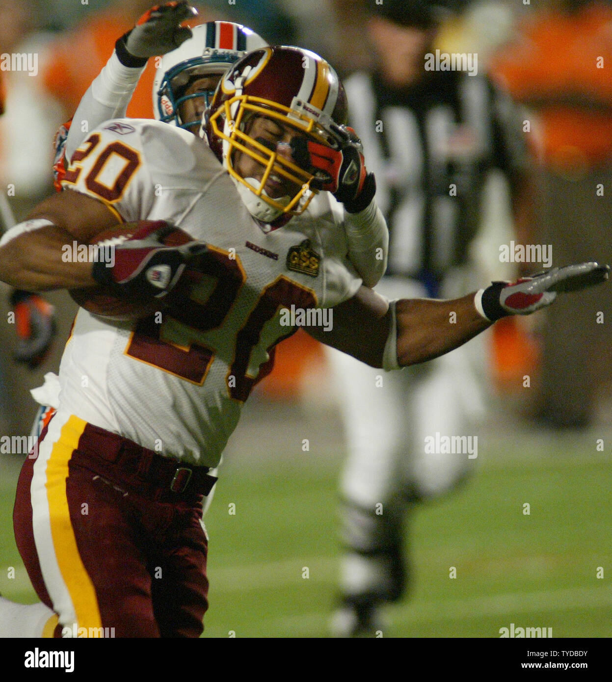 Washington Redskins runningback Chad Morgan (20) takes a face mask from ...