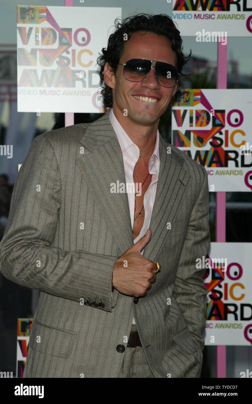 Marc Anthony poses for pictures at the 2004 MTV Video Music Awards at ...
