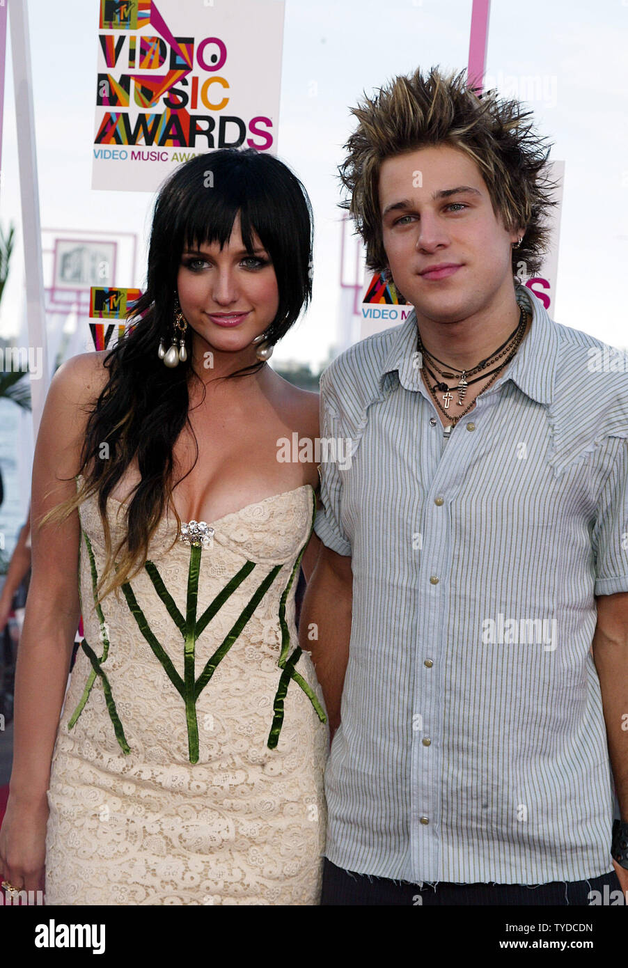 Ashlee Simpson and boyfriend Ryan Cabrerra pose for pictures at the ...