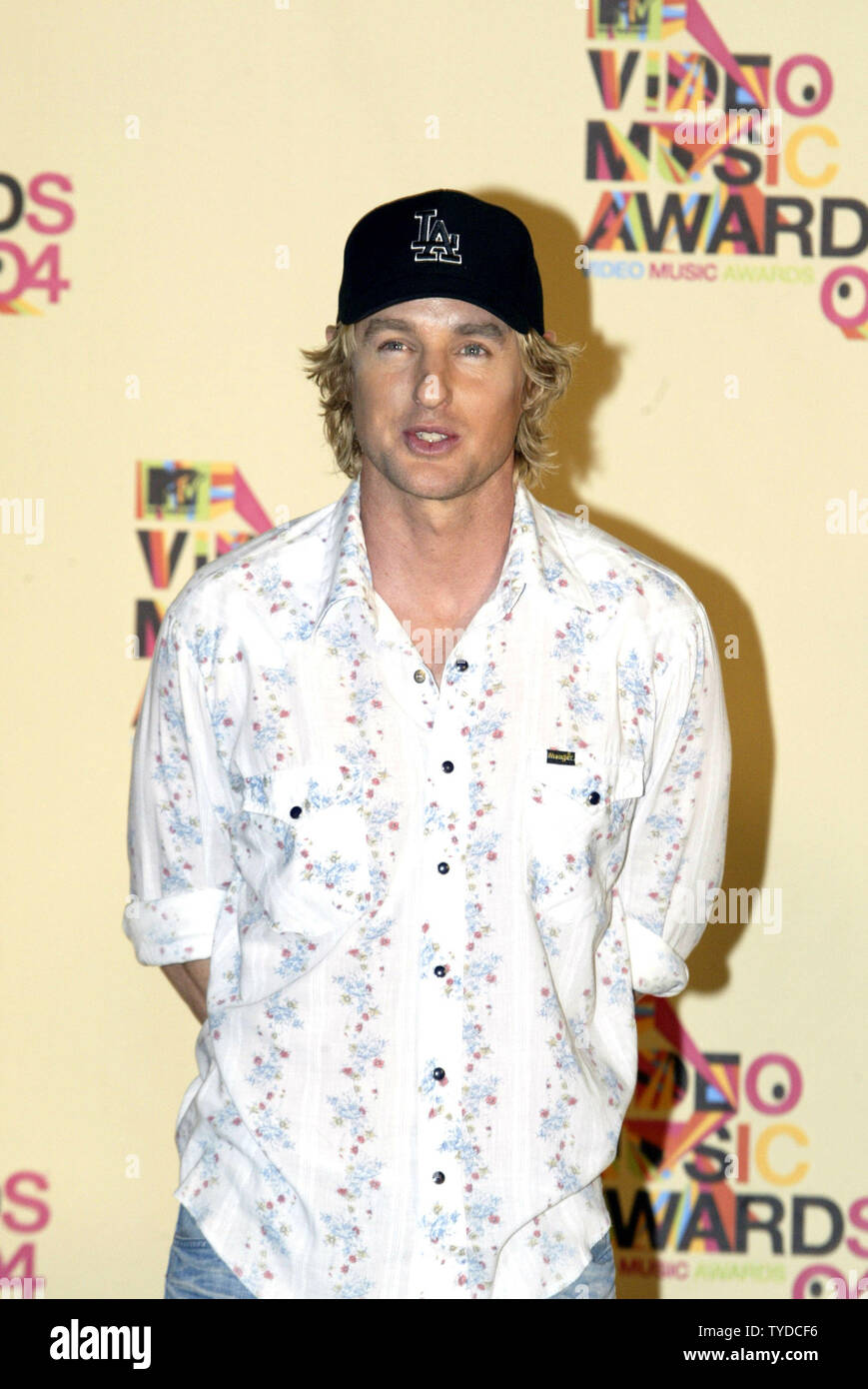 Owen Wilson poses for the media at the 2004 MTV Video Music Awards held ...