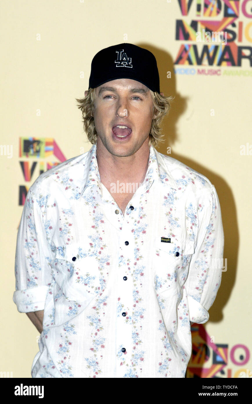 Owen Wilson poses for the media at the 2004 MTV Video Music Awards held ...