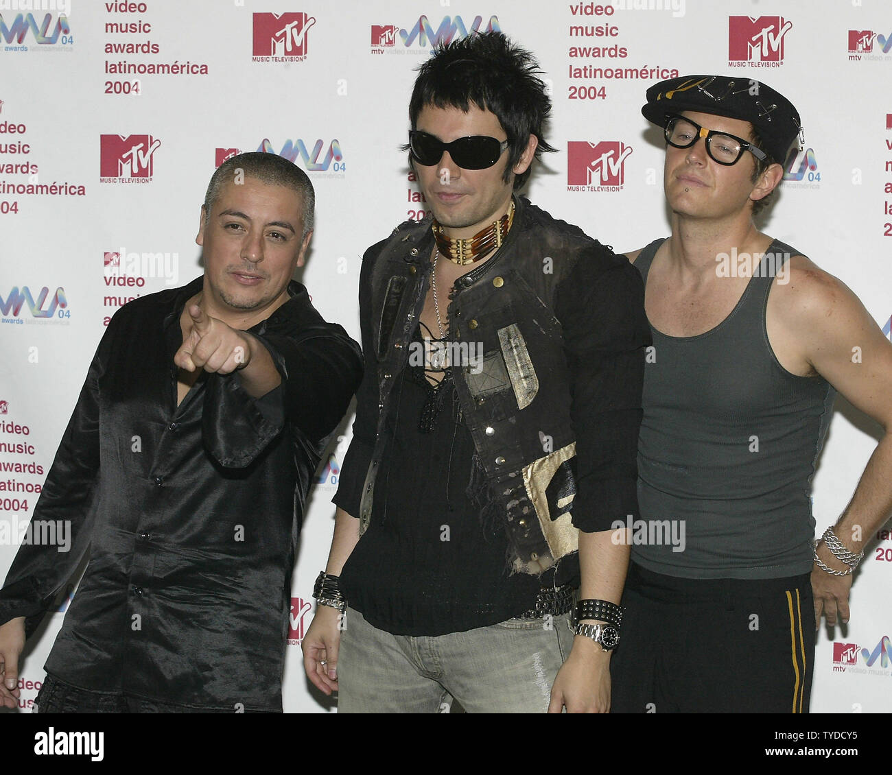 La Ley pose for the media at the 2004 MTV Video Music Awards ...