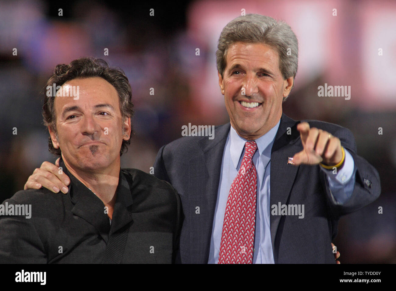 Bruce Springsteen campaigns for John Kerry at Bayfront Park ...