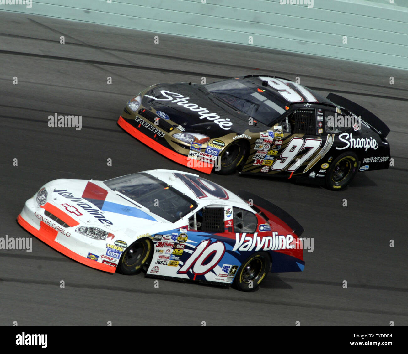 Kurt Busch(97) passes Scott Riggs en-route to winning the Nextel Cup ...