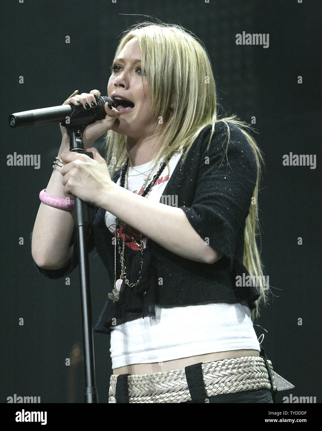 The concert hilary duff 2004 hi-res stock photography and images - Alamy