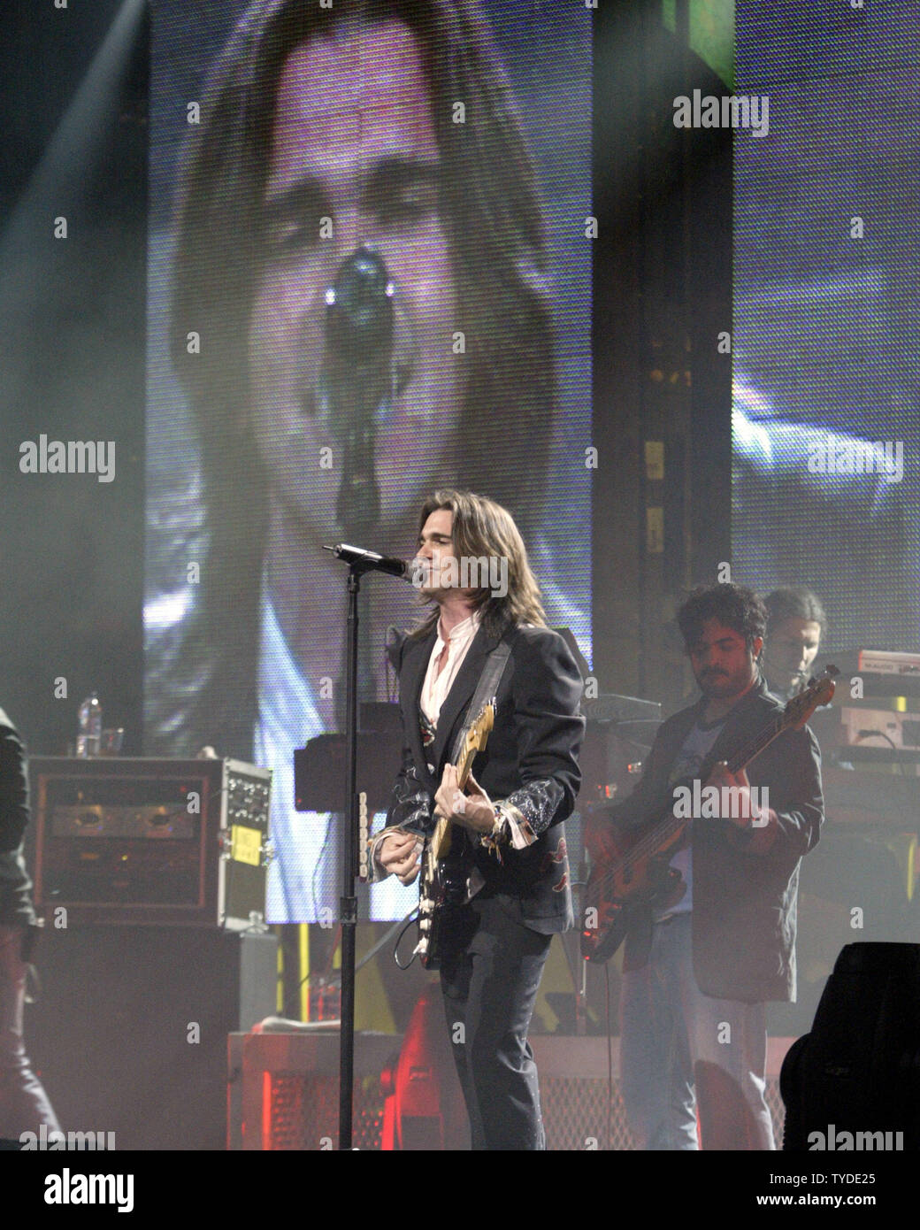 Juanes 2005 hi-res stock photography and images - Alamy