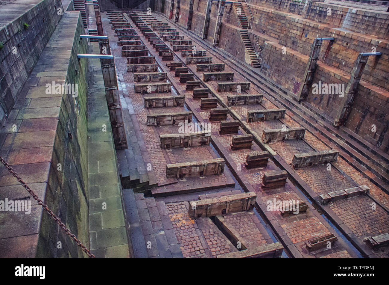 Empty dry dock hi-res stock photography and images - Alamy
