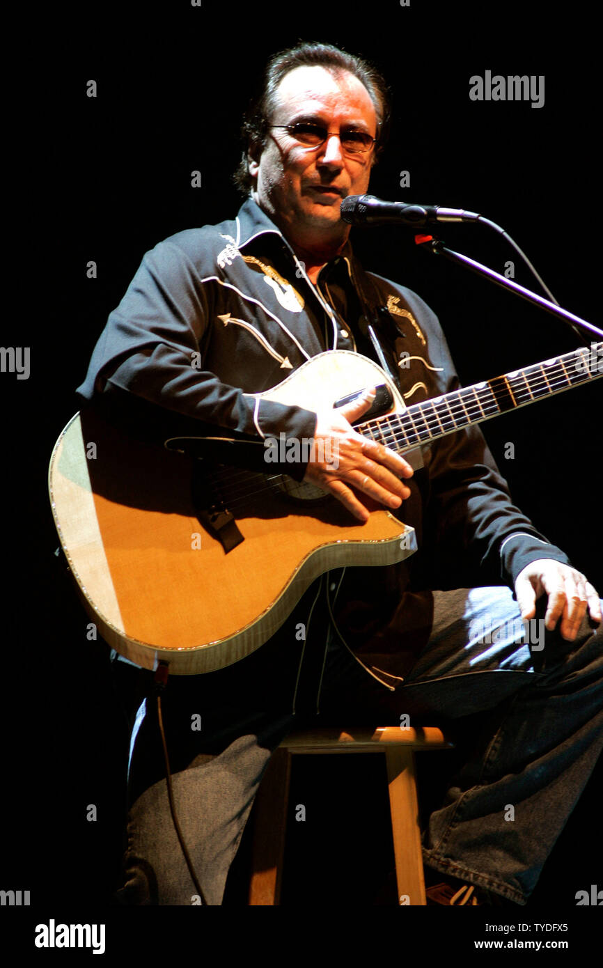 Jim Messina of Loggins and Messina performs in concert, at the Seminole ...