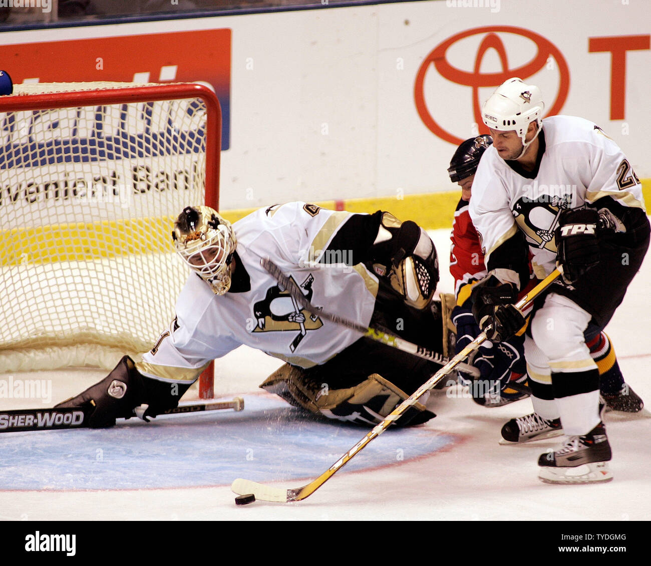 Goalie jocelyn thibault hi-res stock photography and images - Alamy