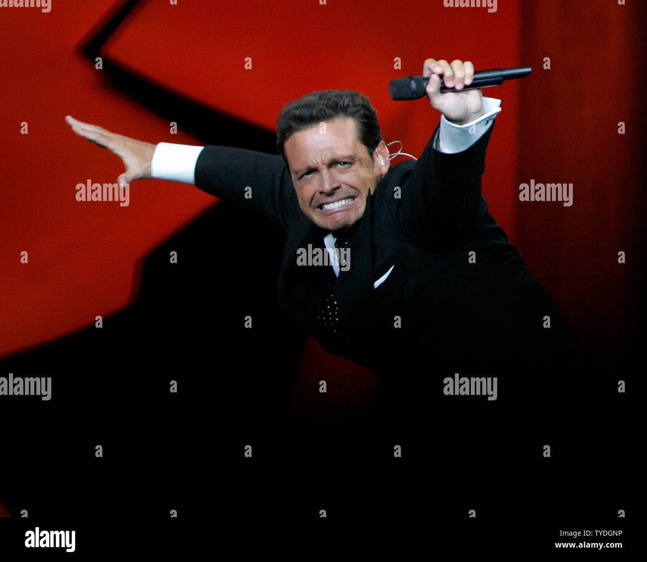 Luis miguel 2005 hi-res stock photography and images - Alamy