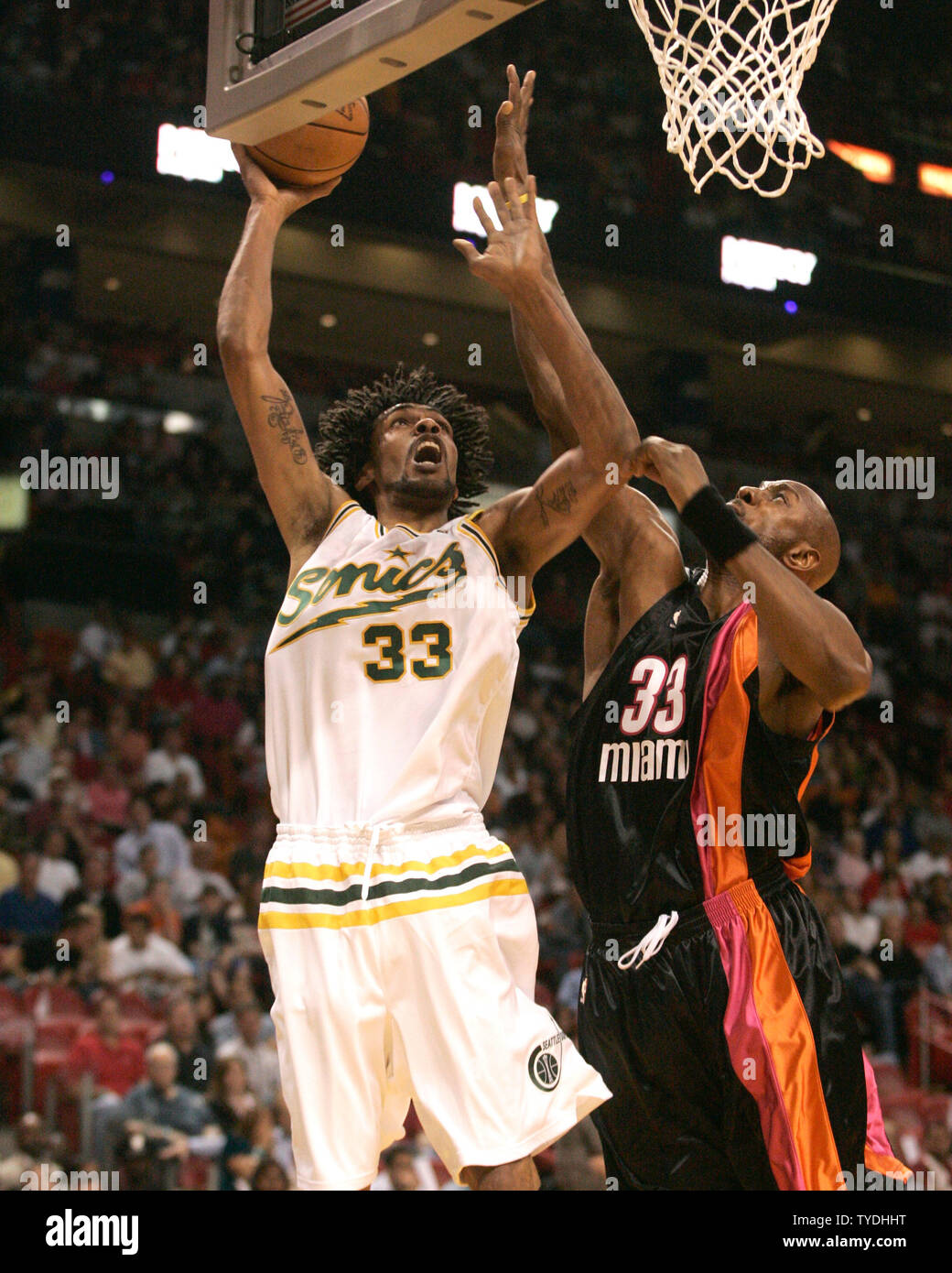 Michael Jordan Dunks On Alonzo Mourning