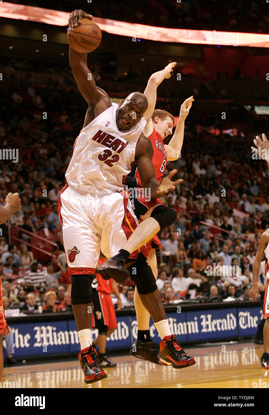 Miami Heats Shaquille O'Neal out muscles Toronto Raptors Matt Bonner ...