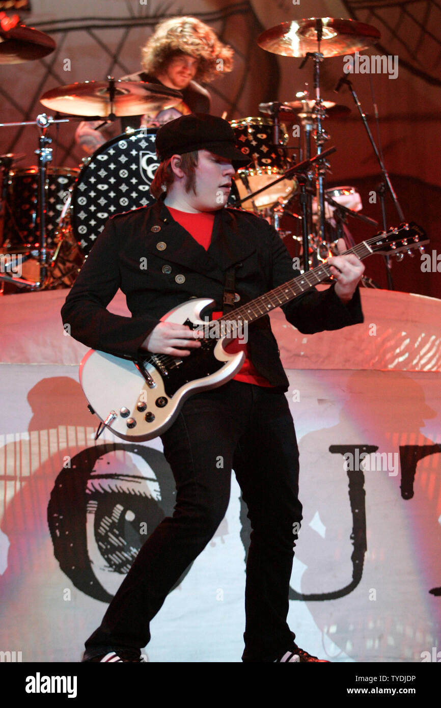 Fall out boy 2006 hi-res stock photography and images - Alamy