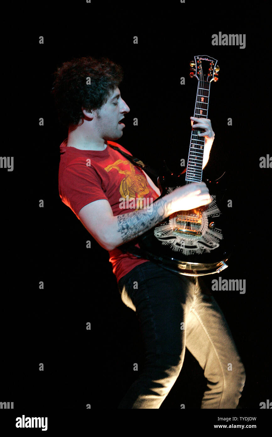 Fall Out Boy 2006 Hi Res Stock Photography And Images Alamy