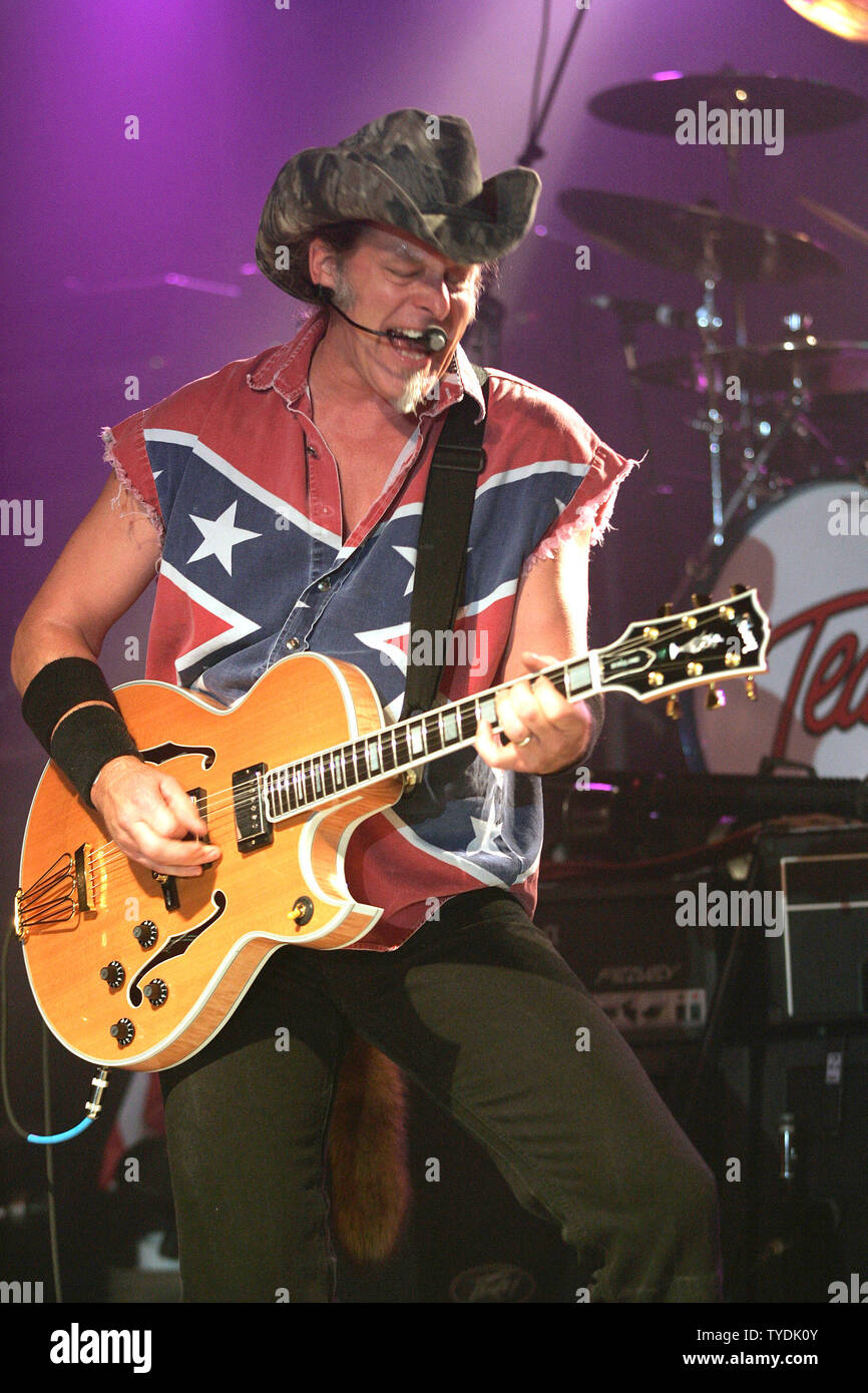 Ted nugent in concert hi-res stock photography and images - Alamy