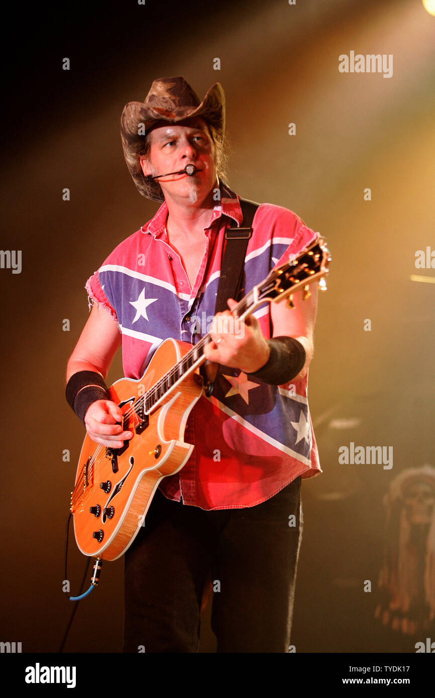Ted nugent in concert hi-res stock photography and images - Alamy