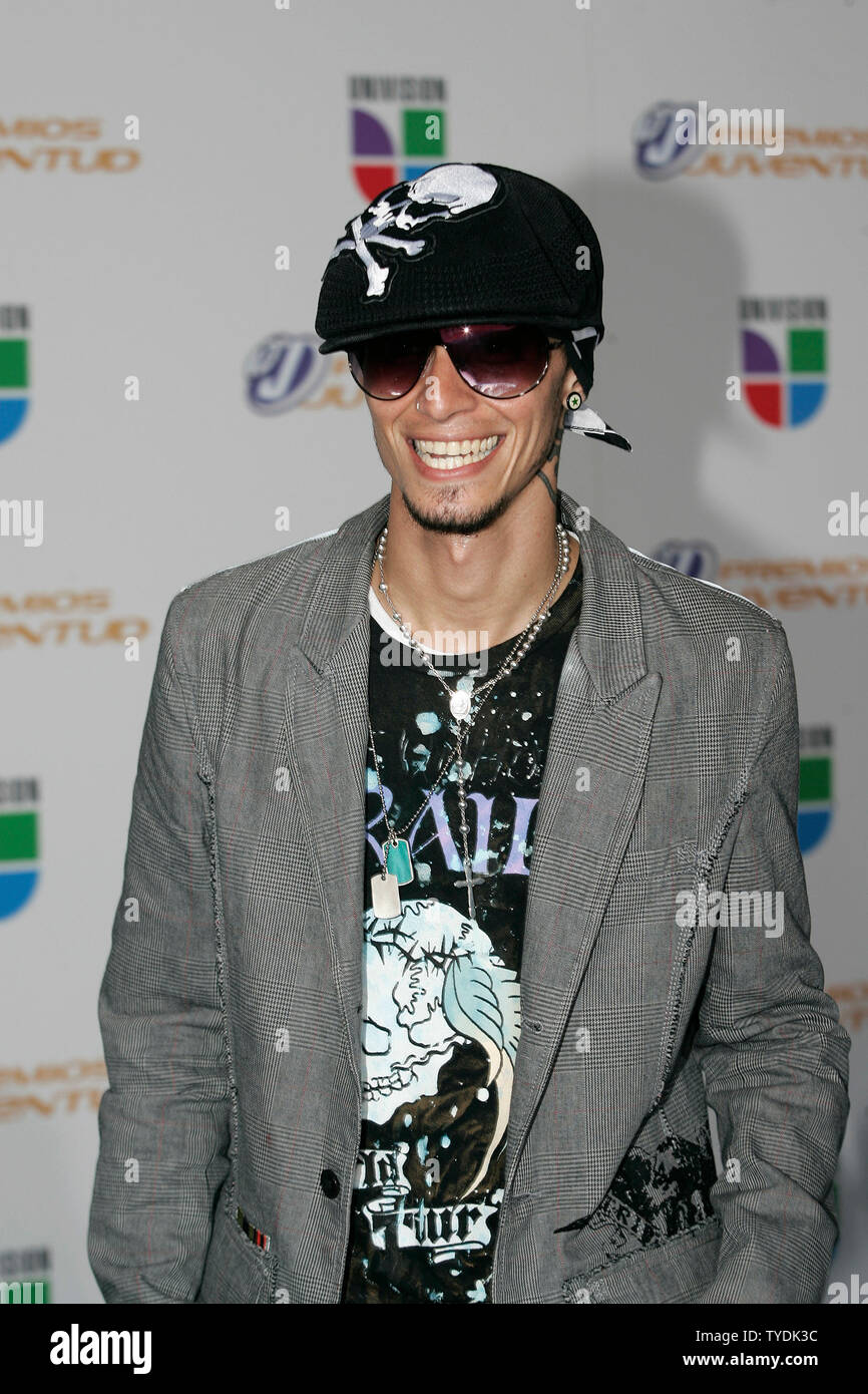 Chelo arrives on the red carpet for the 2006 Premios Juventud Awards at ...