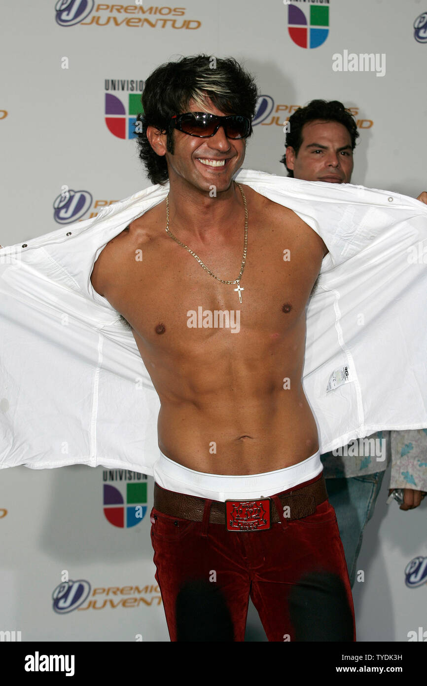 Bobby Larios arrives on the red carpet for the 2006 Premios Juventud ...