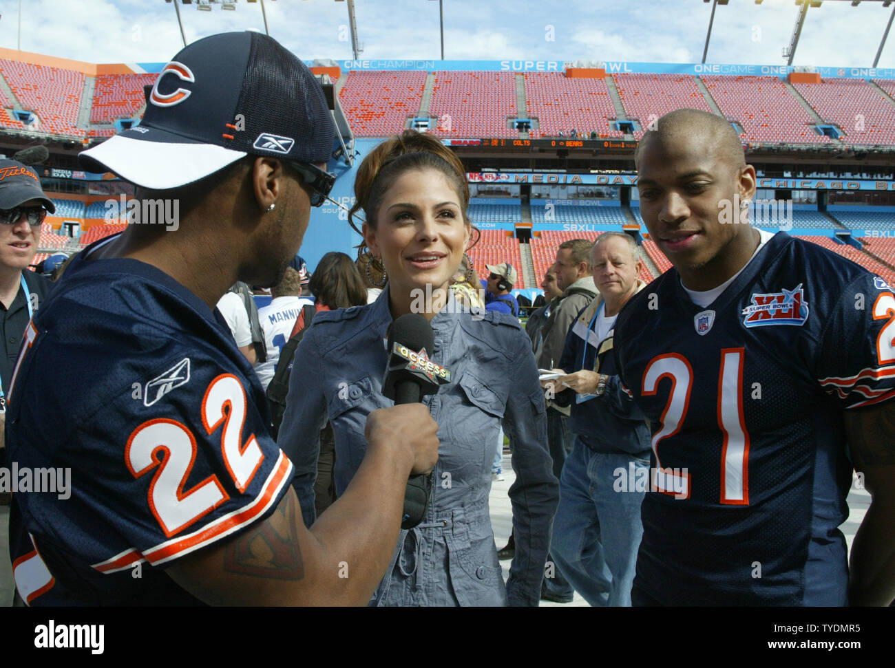 Chicago Bears Tyler Everett (22) interviews Maria Menounos from Access ...