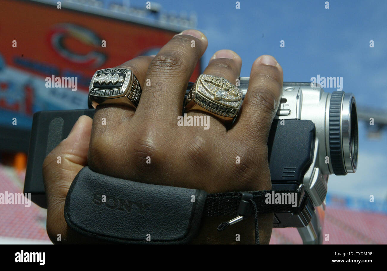 Media rings hi-res stock photography and images - Alamy