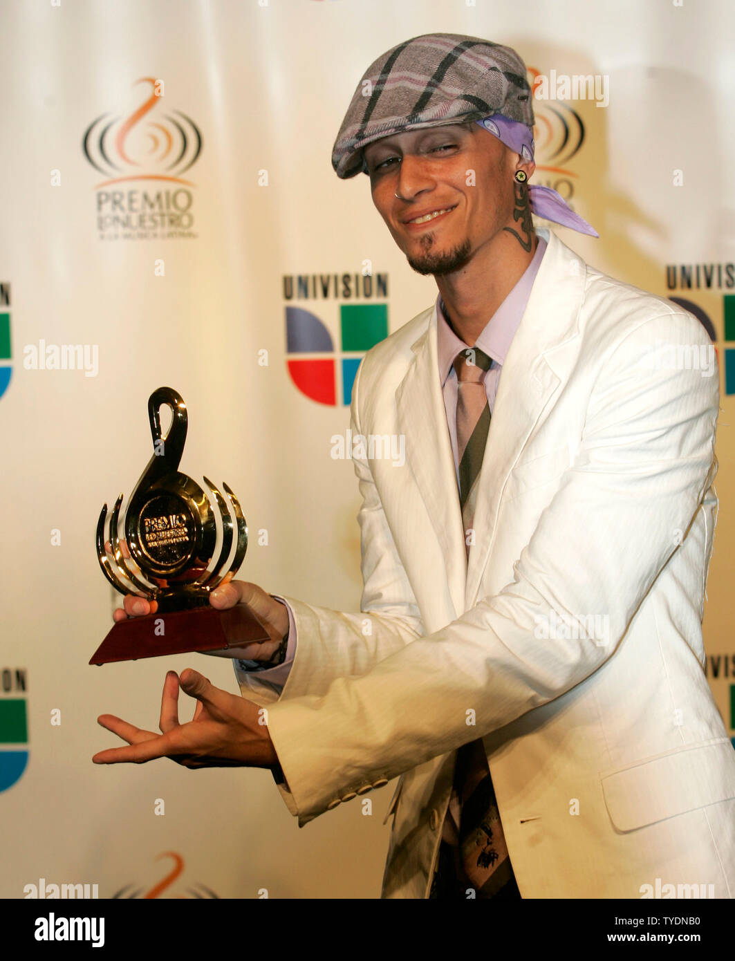 Chelo celebrates winning the pop genre new soloist of the year award at ...