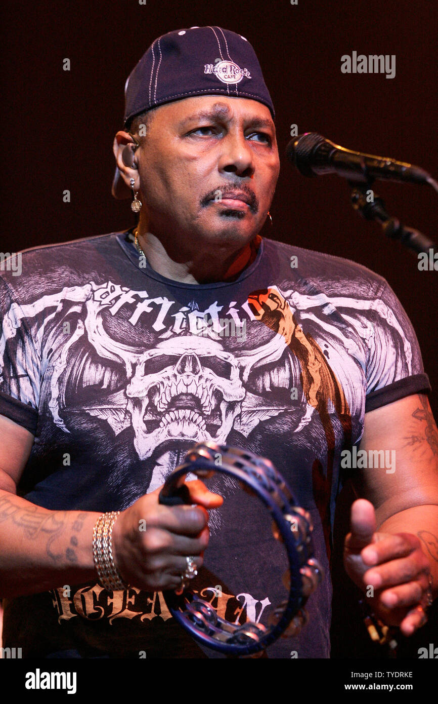 Aaron neville hi-res stock photography and images - Alamy