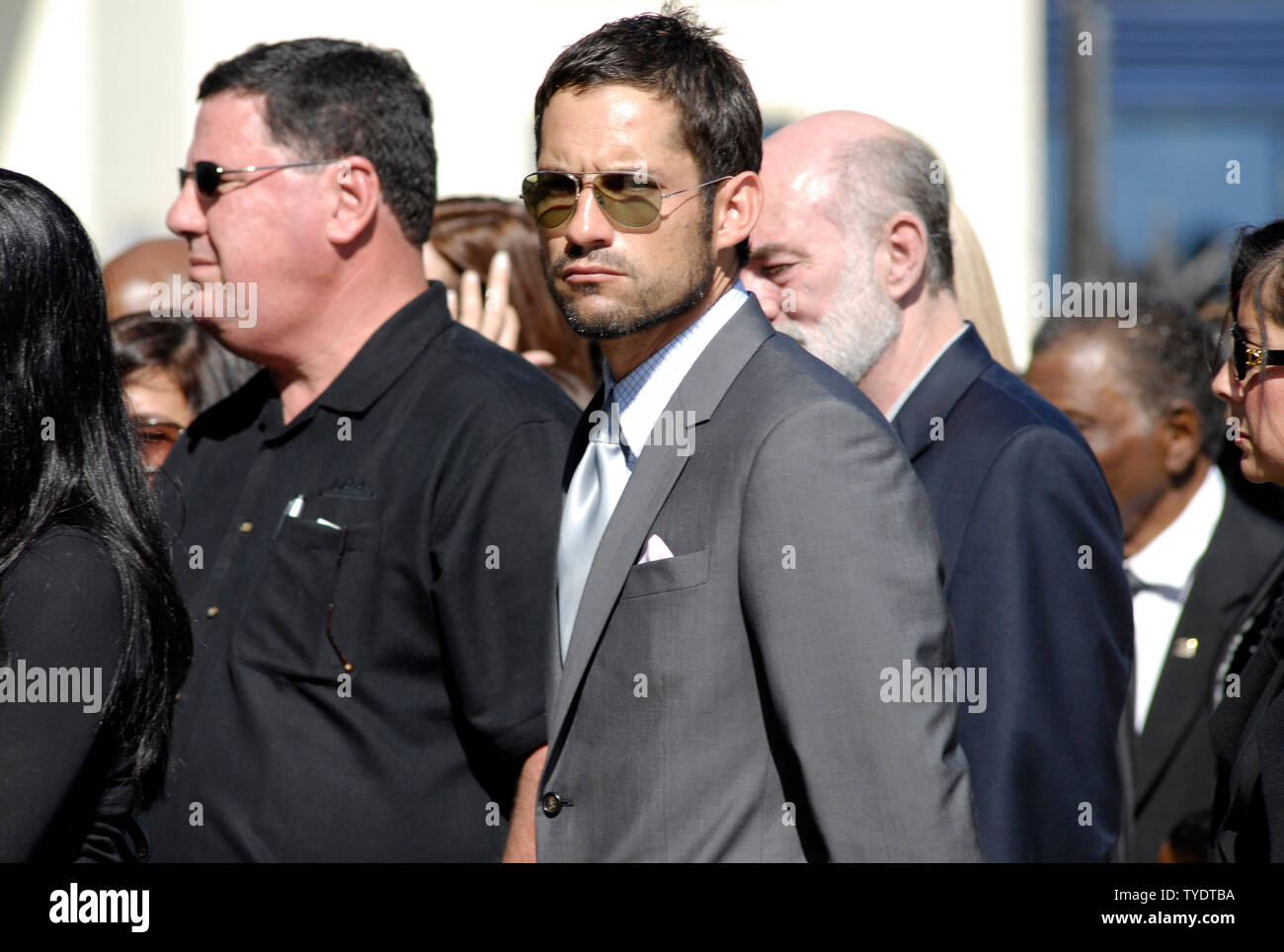 Mourners arrive to the funeral service of Washington Redskins' safety ...