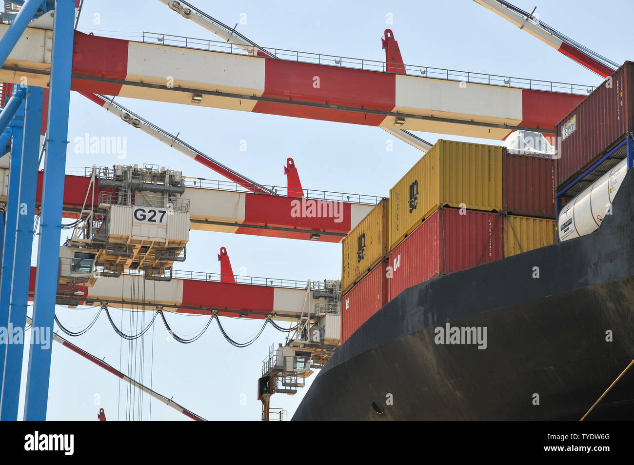 Crane unload shipping containers hi-res stock photography and images - Alamy