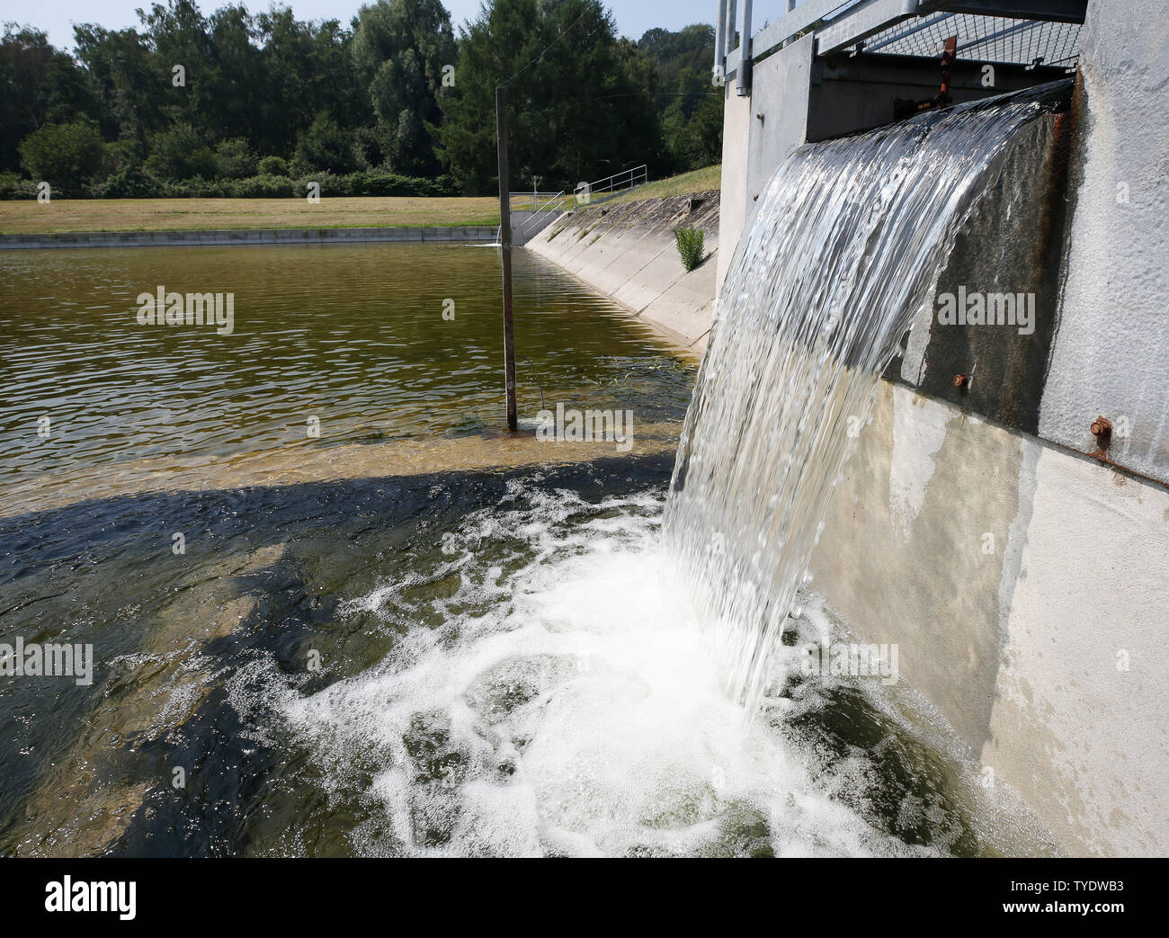 Large basins hi-res stock photography and images - Alamy