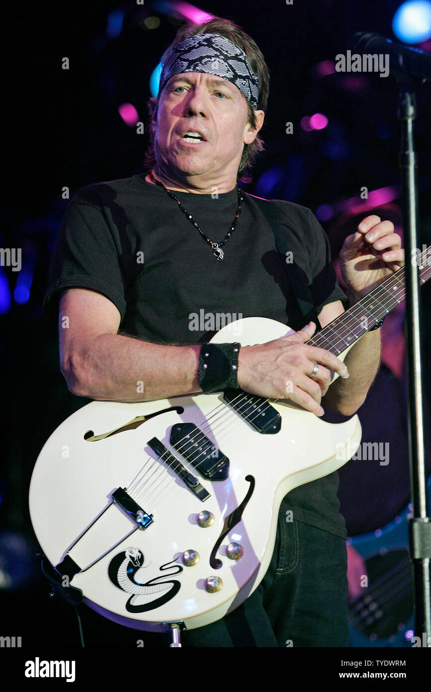George thorogood and the destroyers hi-res stock photography and images ...