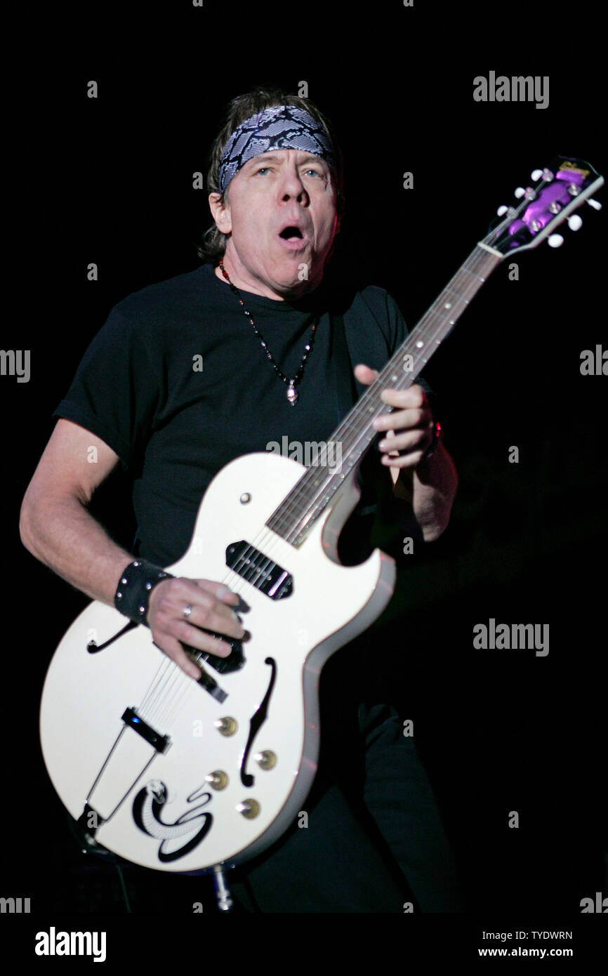 George thorogood and the destroyers hi-res stock photography and images ...