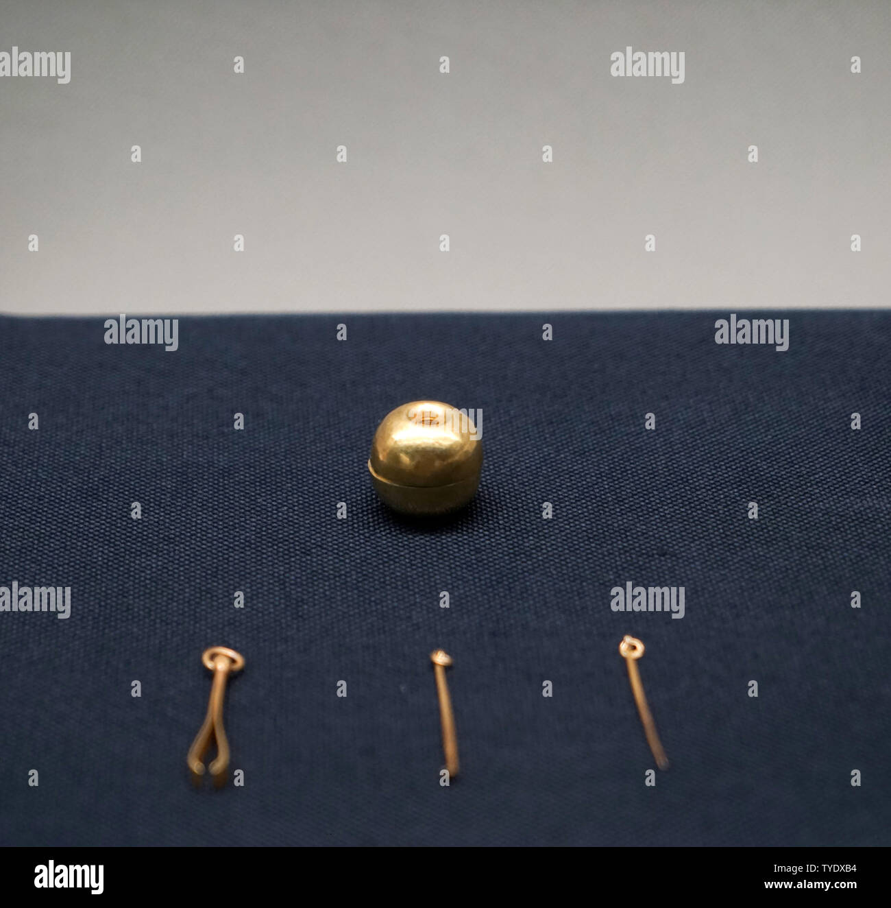 Ming Dynasty gold and jade Stock Photo - Alamy