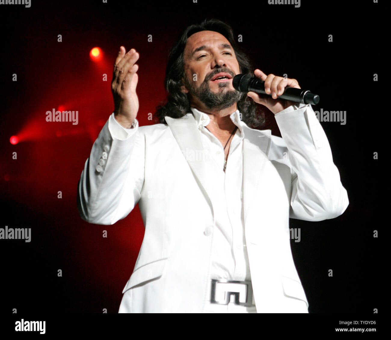 Mexican singer Marco Antonio Solis performs in concert at the American ...
