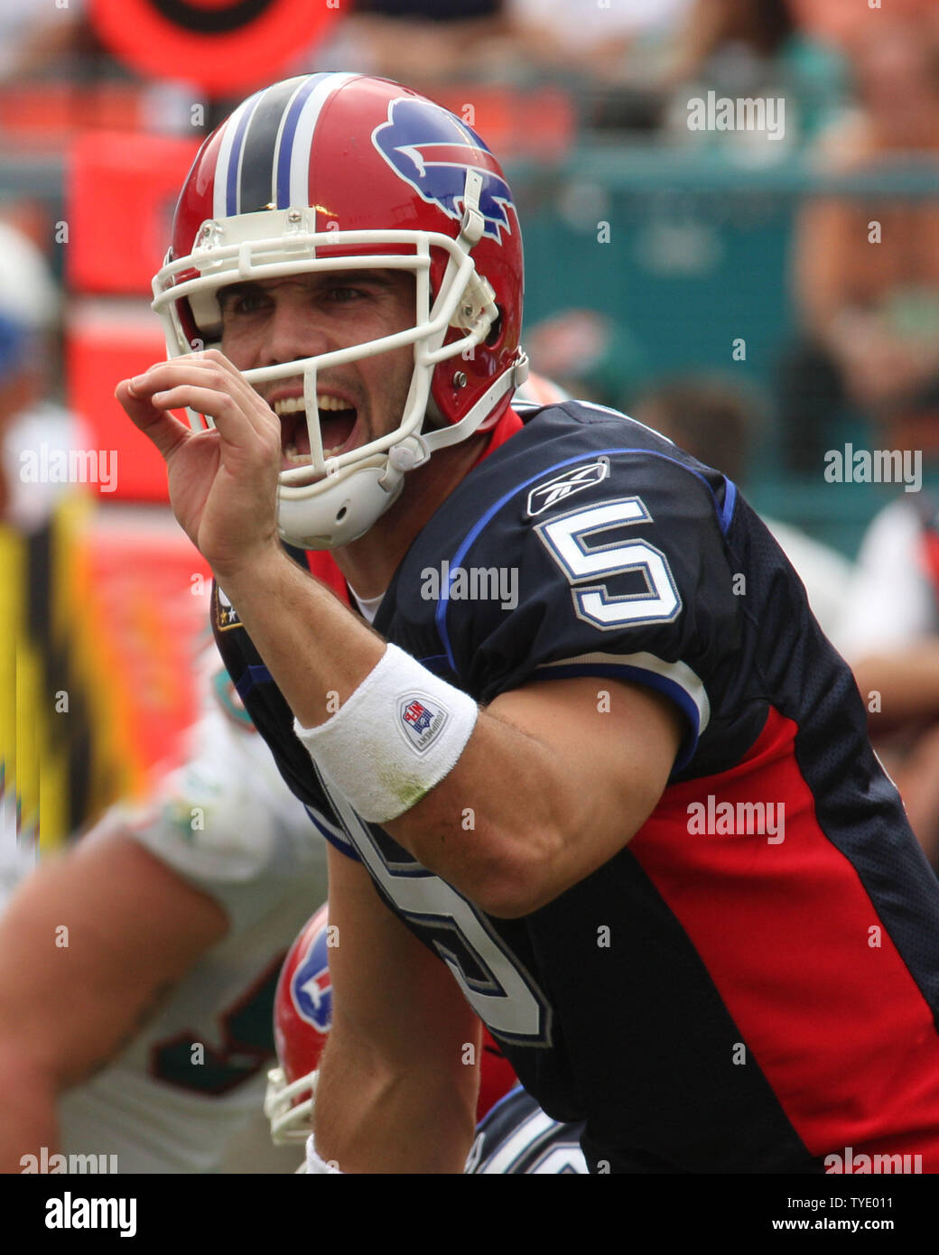 Buffalo Bills quarterback Trent Edwards (5) signals at the line in ...