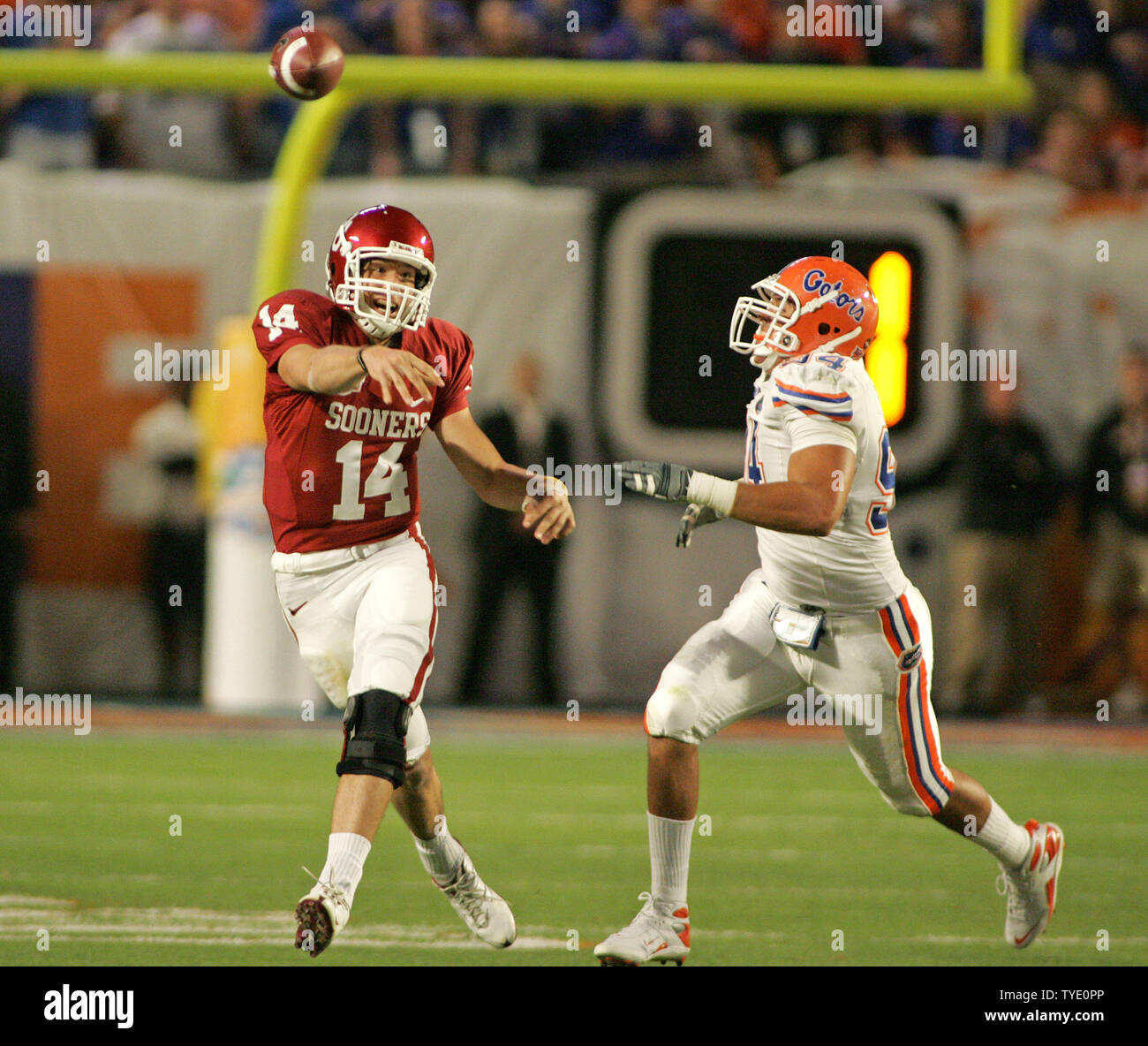 Sam bradford sooners hi-res stock photography and images - Alamy