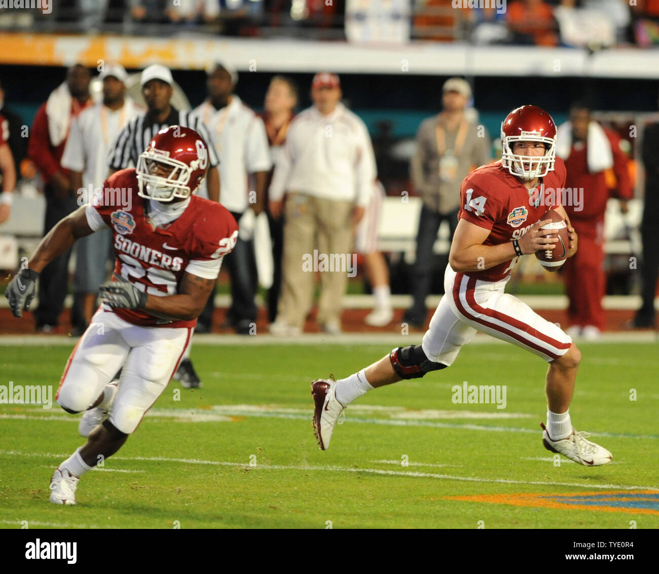 Sam bradford sooners hi-res stock photography and images - Alamy