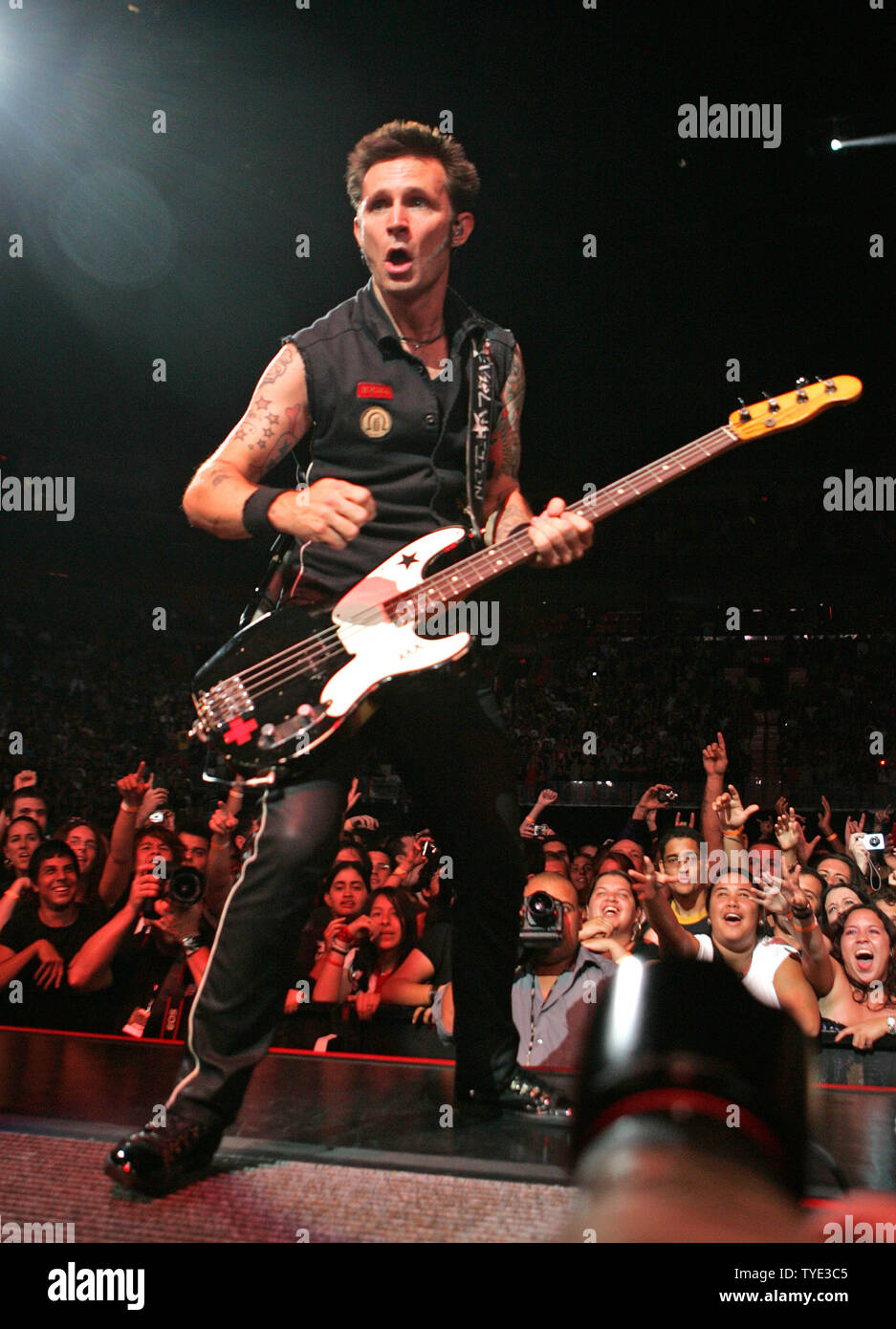 Mike dirnt hi-res stock photography and images - Alamy