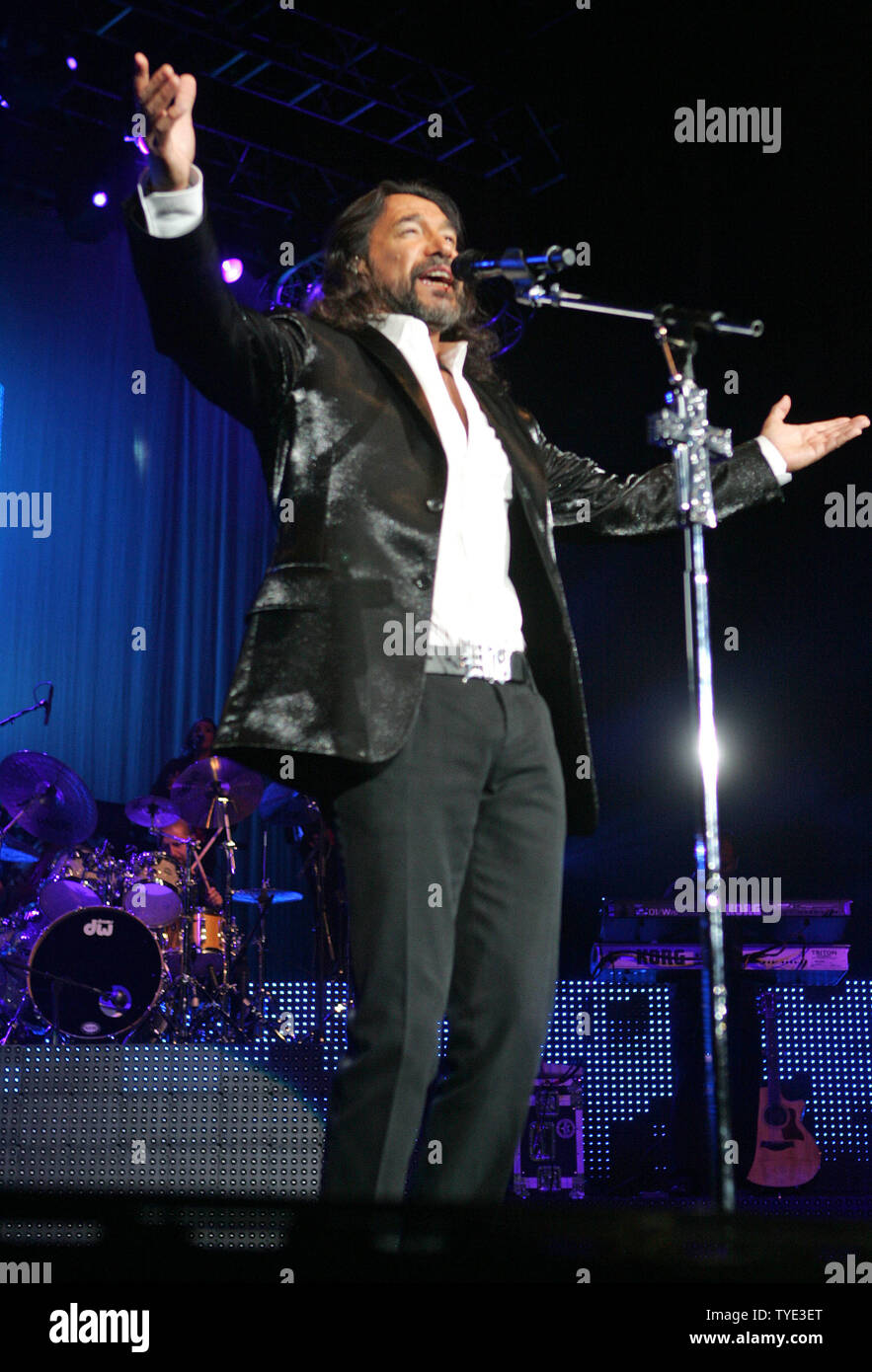 Mexican singer Marco Antonio Solis performs in concert at the American ...