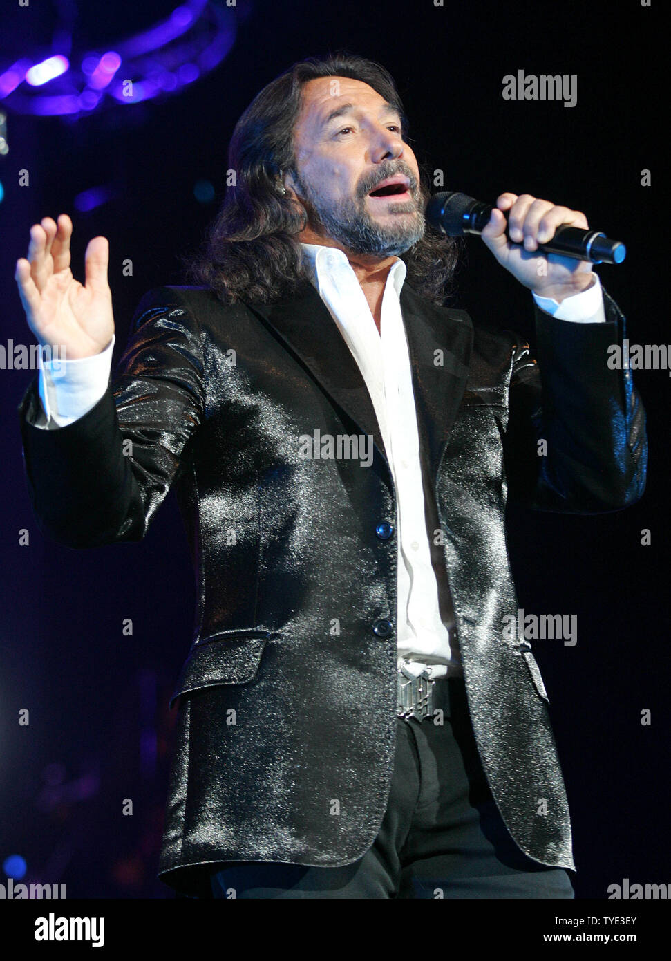 Mexican singer Marco Antonio Solis performs in concert at the American ...