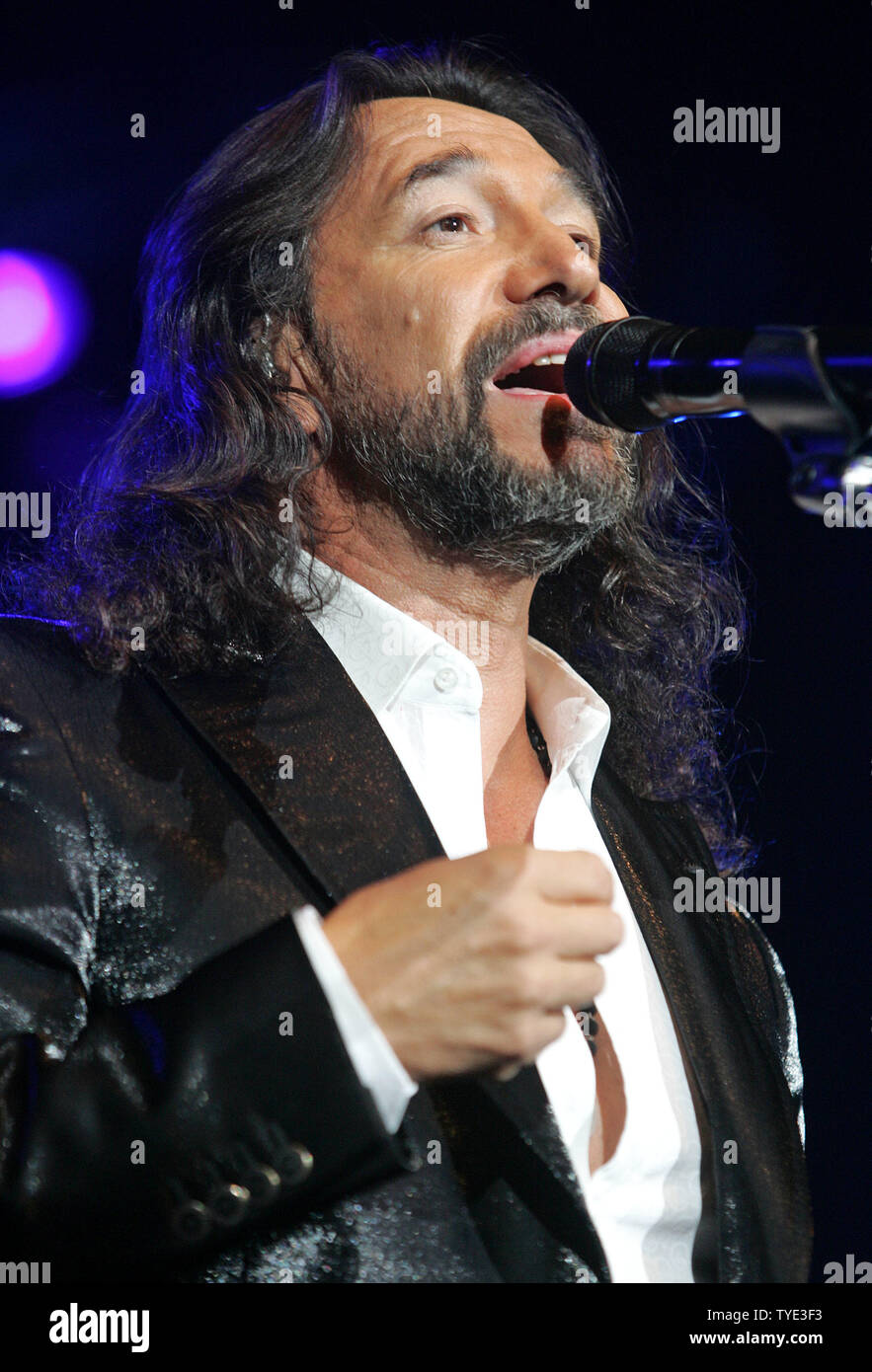 Mexican singer Marco Antonio Solis performs in concert at the American ...